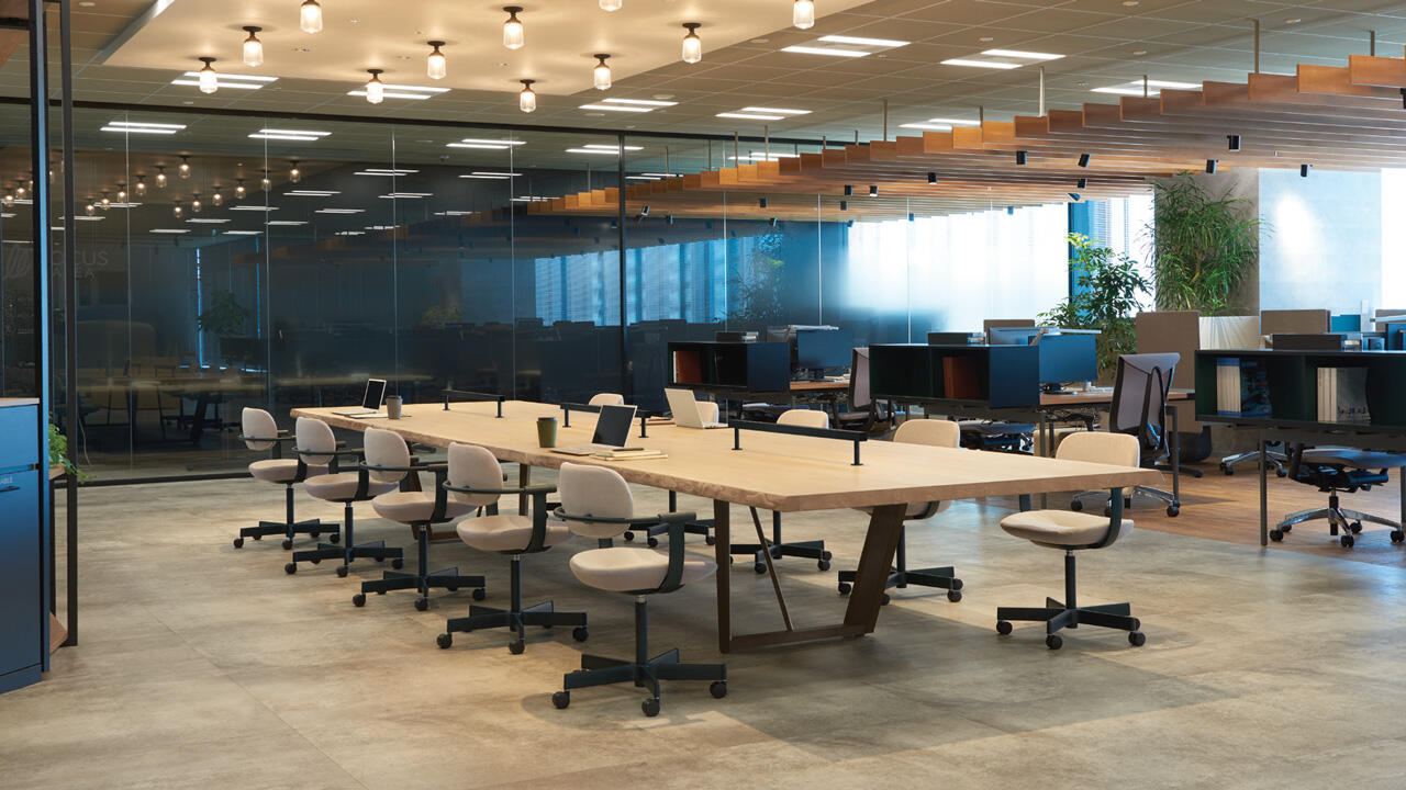 フリーアドレスデスクの選び方は？おすすめのデスクの種類と機能も紹介 | ソーシャルインテリア