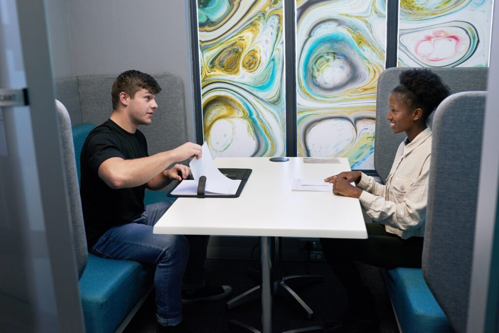 1on1ブースでマネジメント効率が向上、1on1ミーティングの効果を高めるポイントを紹介 | 株式会社ソーシャルインテリア